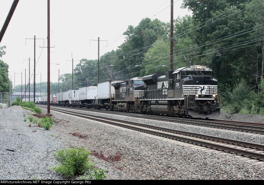 NS 2751 and train 24M